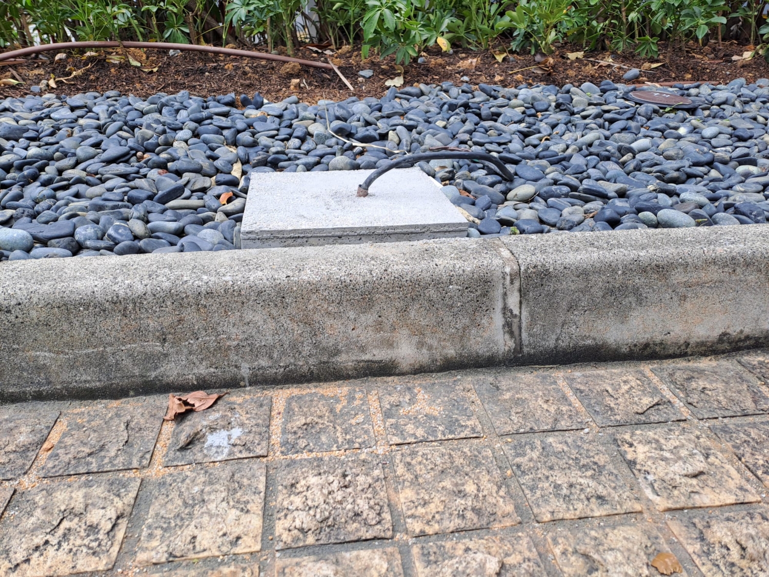 MapleTree Alexandra Retail Centre - Bollard - StarLED Technology