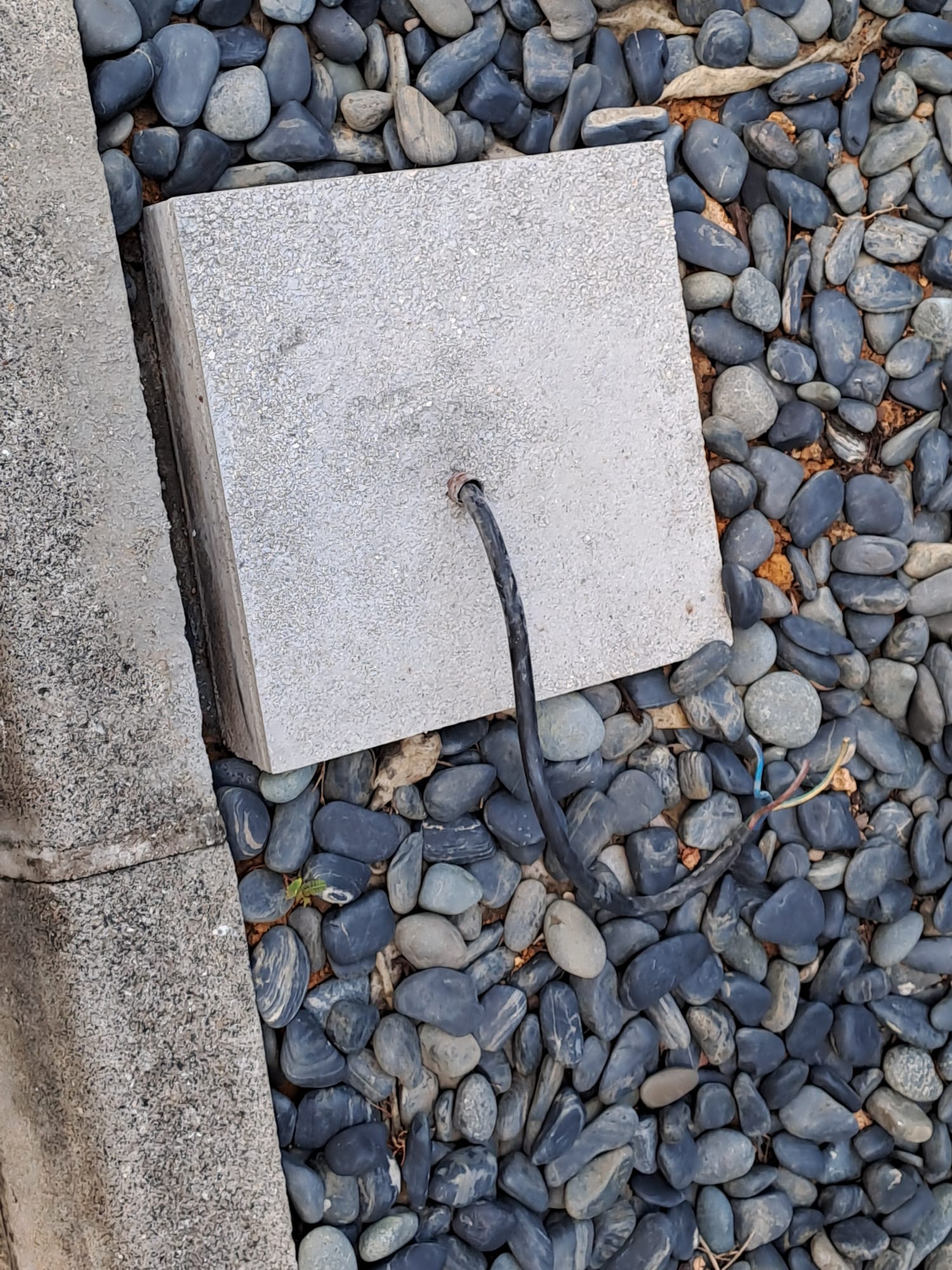 MapleTree Alexandra Retail Centre - Bollard - StarLED Technology