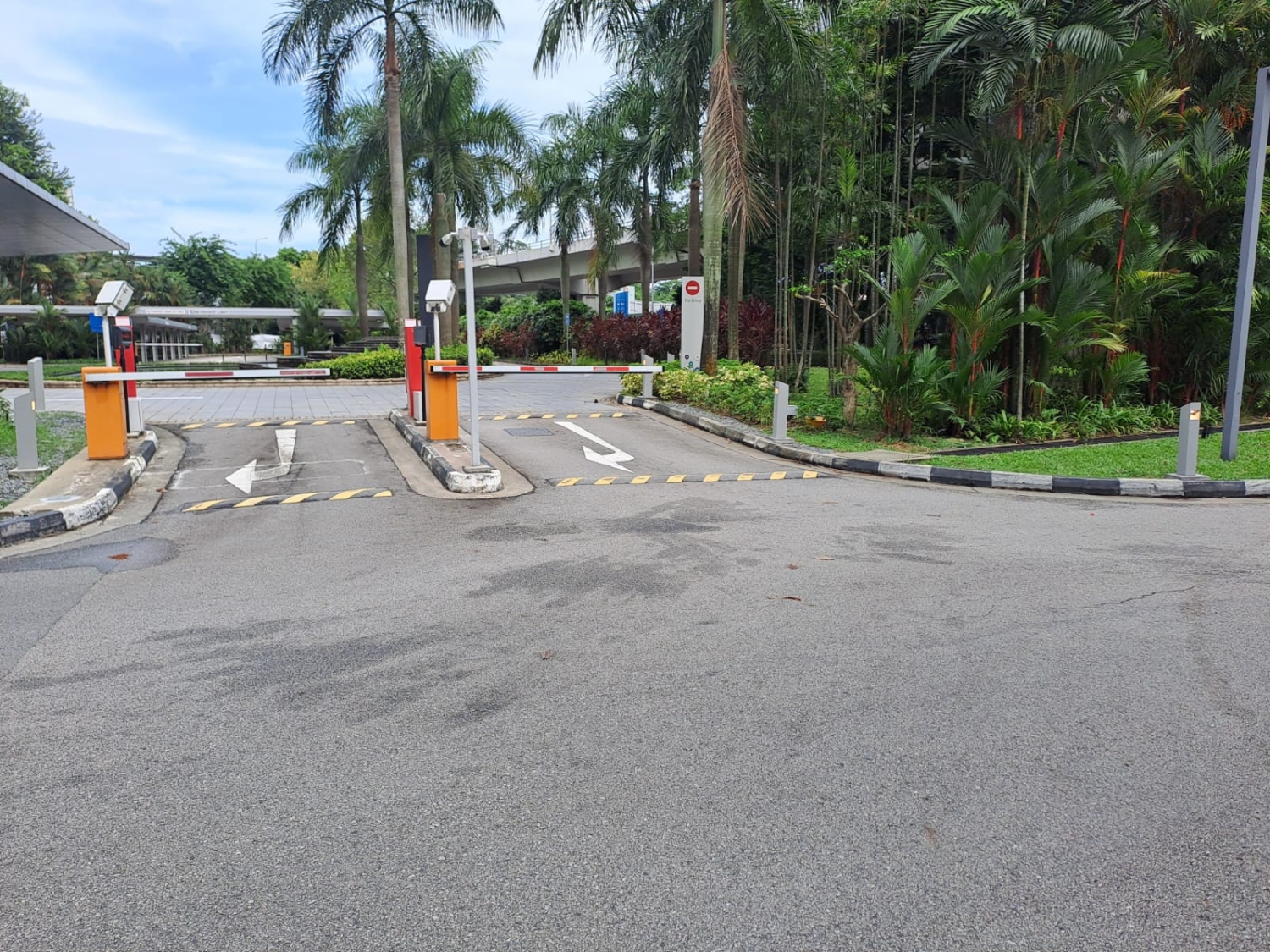 MapleTree Alexandra Retail Centre - Bollard - StarLED Technology