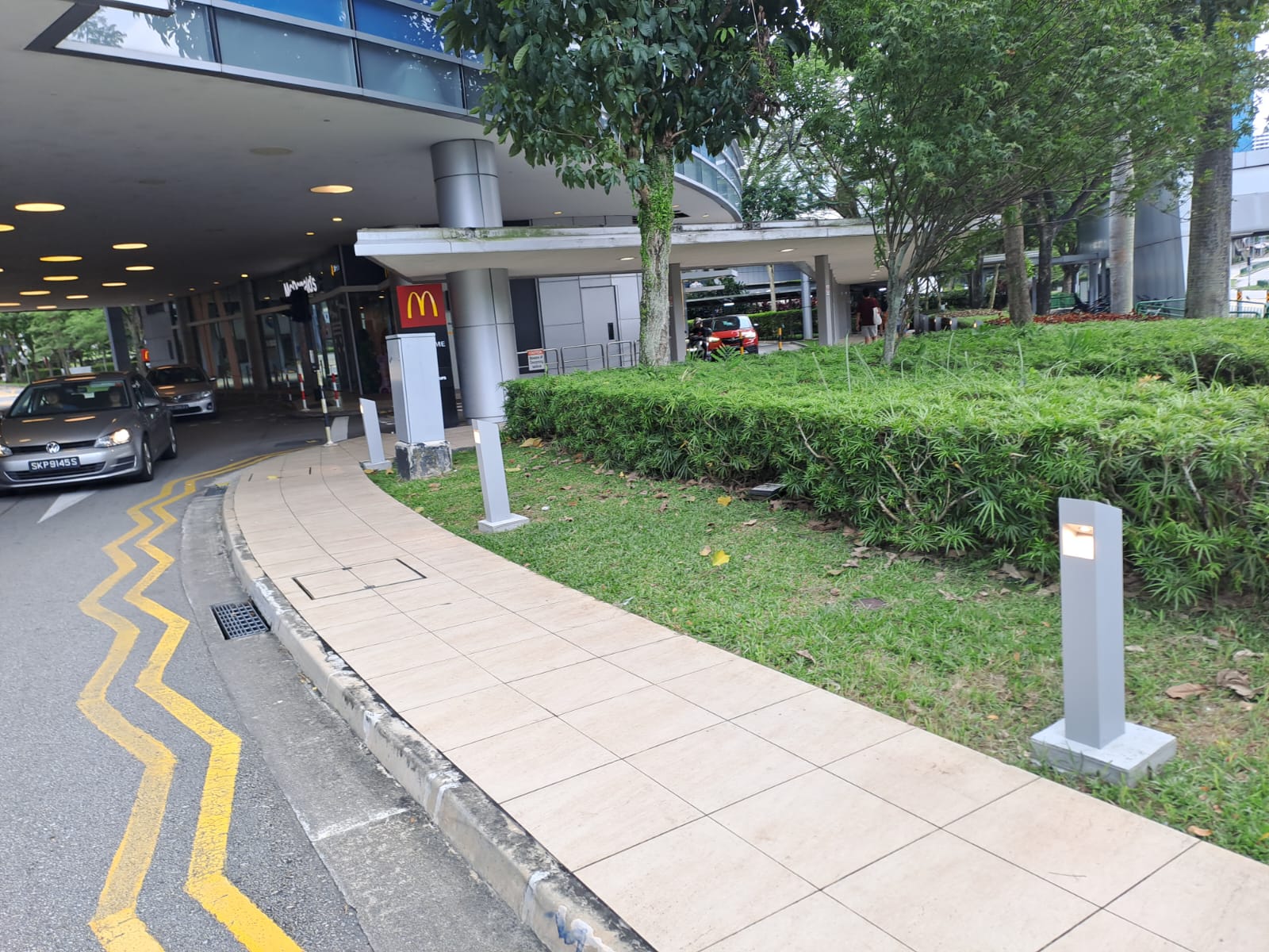 MapleTree Alexandra Retail Centre - Bollard - StarLED Technology